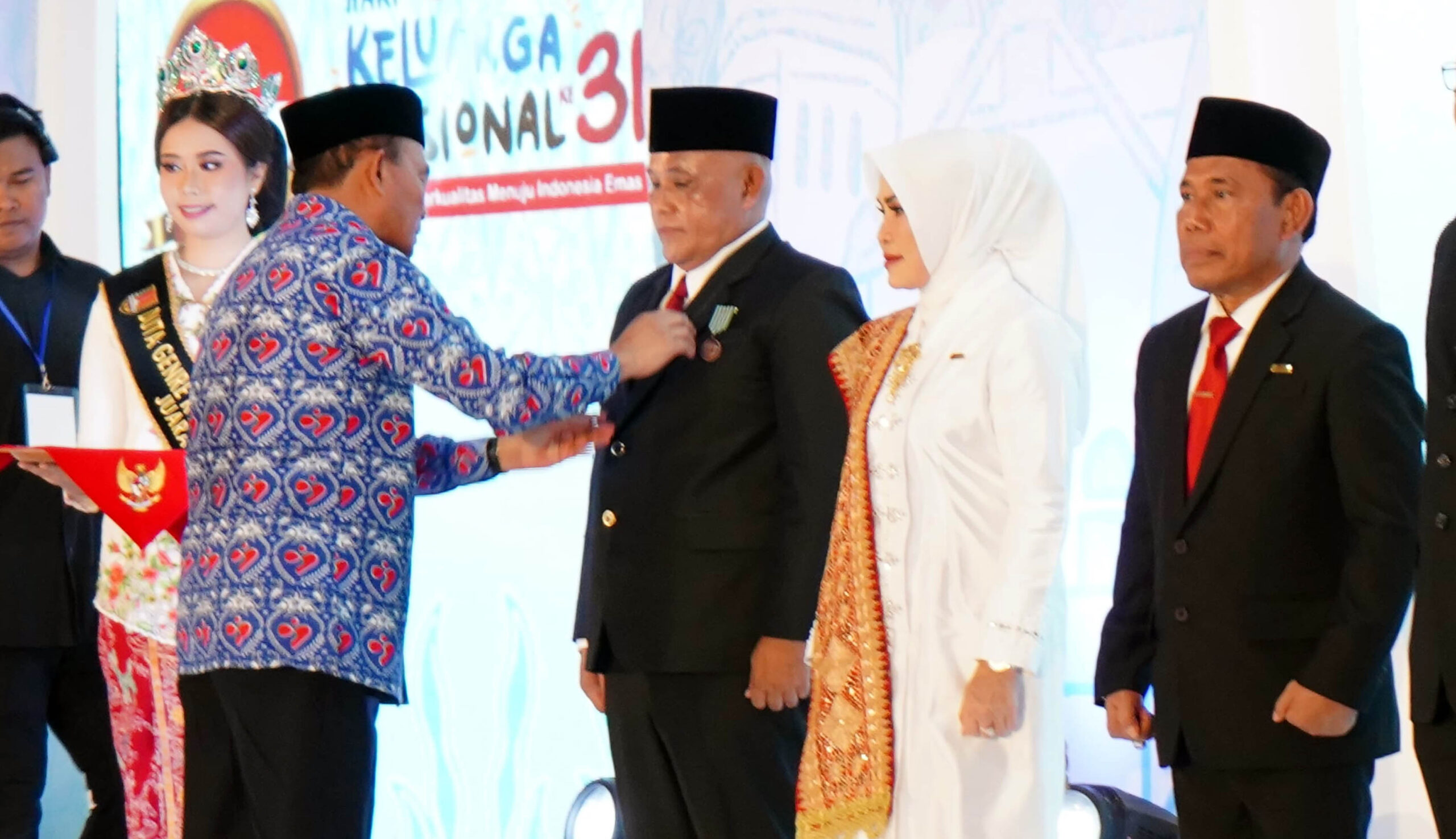 Selamat! Nanang Ermanto dan Winarni Terima Tanda Kehormatan ...